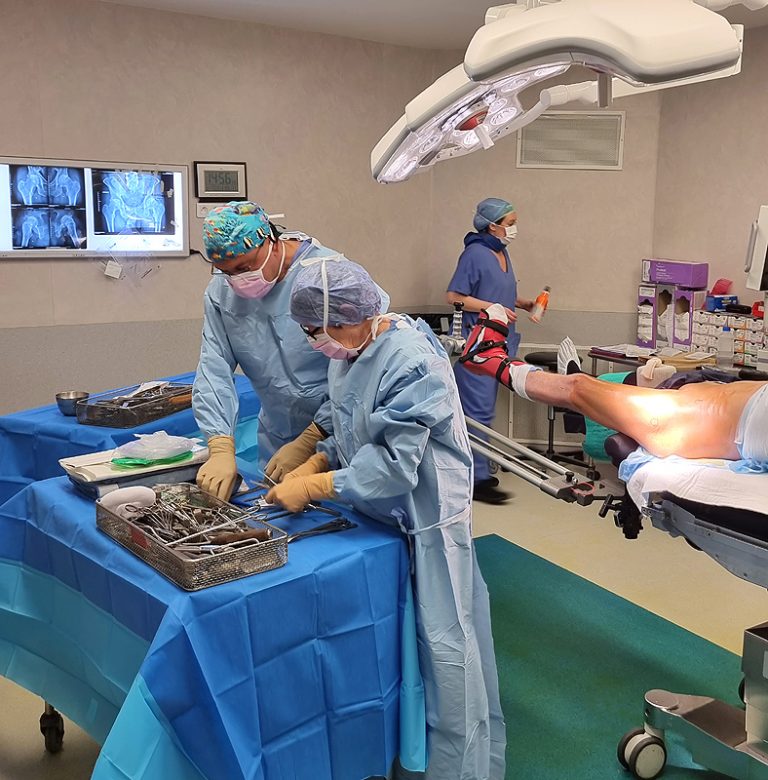 Mise en place d'une prothèse totale de la hanche à Paris